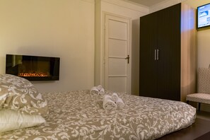 Quarto casal ou duplo standard, 2 quartos, vista para a cidade | Roupas de cama premium, edredons de pluma, escrivaninha