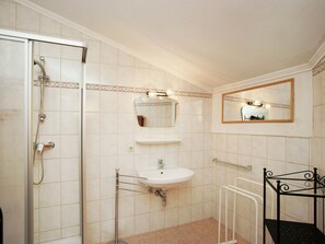 Apartamento | Casa de banho | Um polibã, toalhas fornecidas 