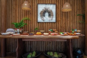 Café da manhã com buffet grátis todos os dias