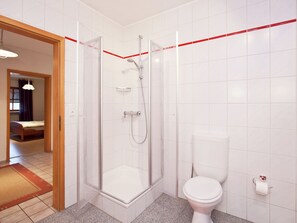 Apartamento | Casa de banho | Uma banheira, um secador de cabelo, toalhas fornecidas 