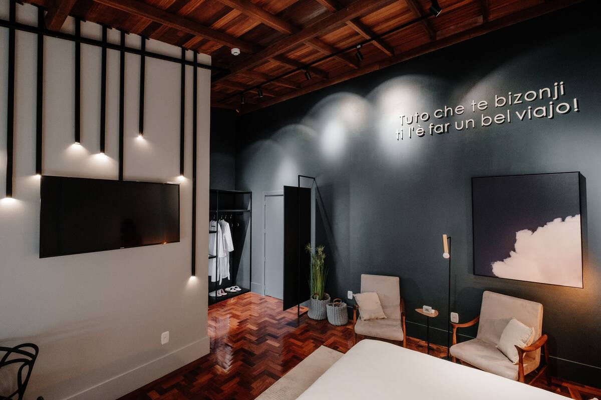 Suite 07 com banheira de hidromassagem | Roupa de alta qualidade, camas de colchão pillowtop, minibar 