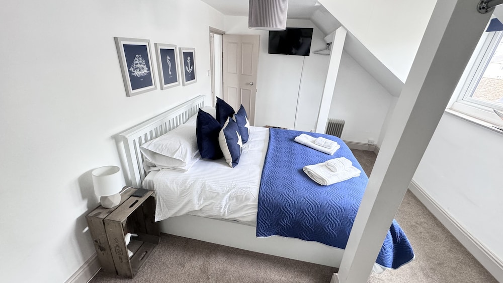 A Beautifully Refurbished Town Centre Apartment With Private Parking - 다트머스