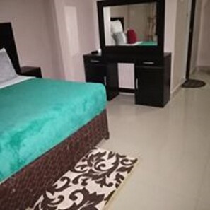 Quarto casal standard | Frigobar, escrivaninha, ferros/tábuas de passar roupa, Wi-Fi de cortesia