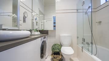 Apartamento | Banheiro | Chuveiro/banheira combinados, secador de cabelo, toalhas de banho