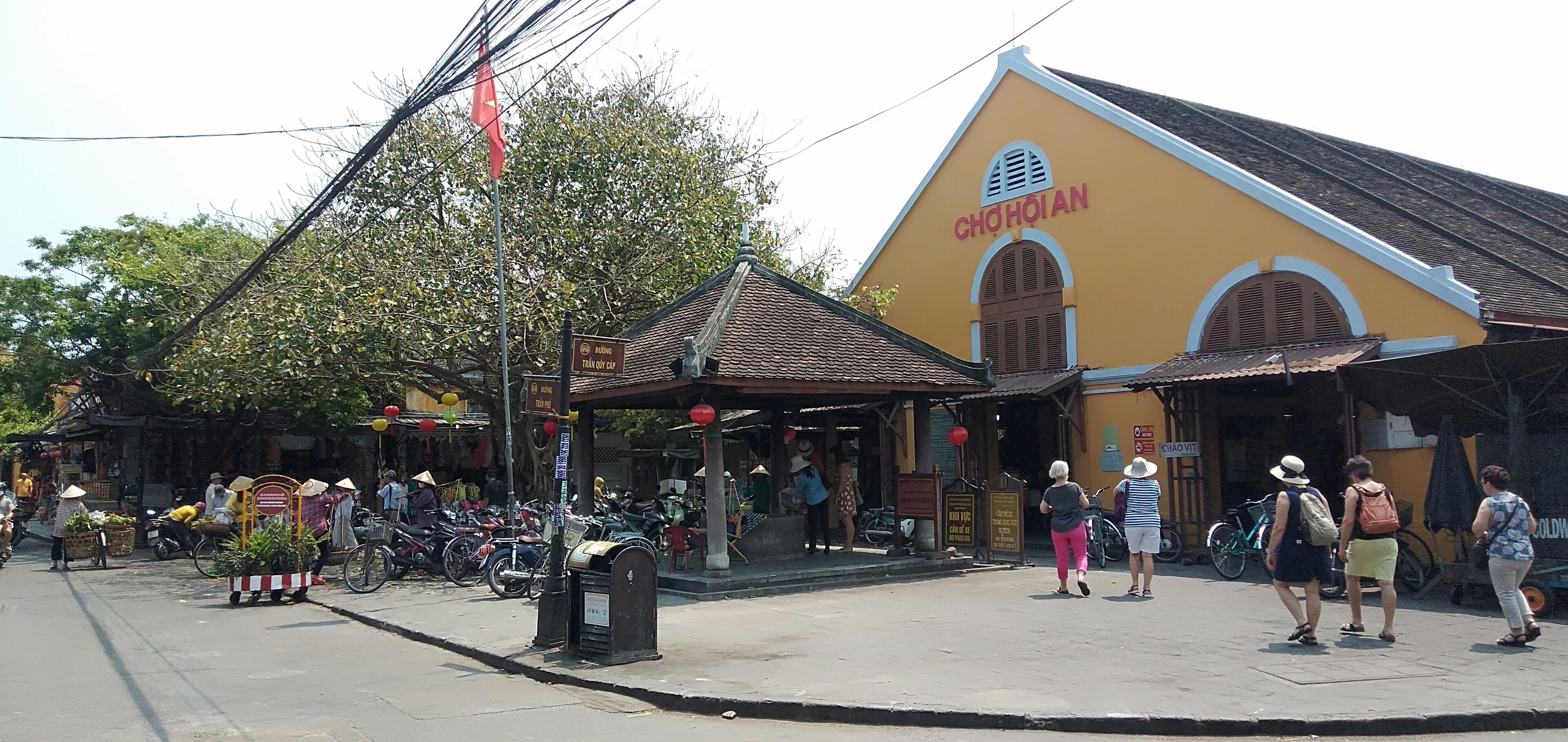 Um edifício com uma placa que diz "CHOHQIAN" e estilo arquitetônico tradicional.