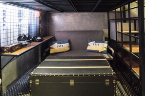 Quarto com design assinado | Escrivaninha, cortinas blackout, Wi-Fi de cortesia, roupa de cama