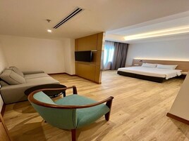 Quarto Executivo, 1 cama de casal, não fumadores, Vista para a cidade | Sala de estar | Televisor de ecrã plano de 40 polegadas com canais via satélite 