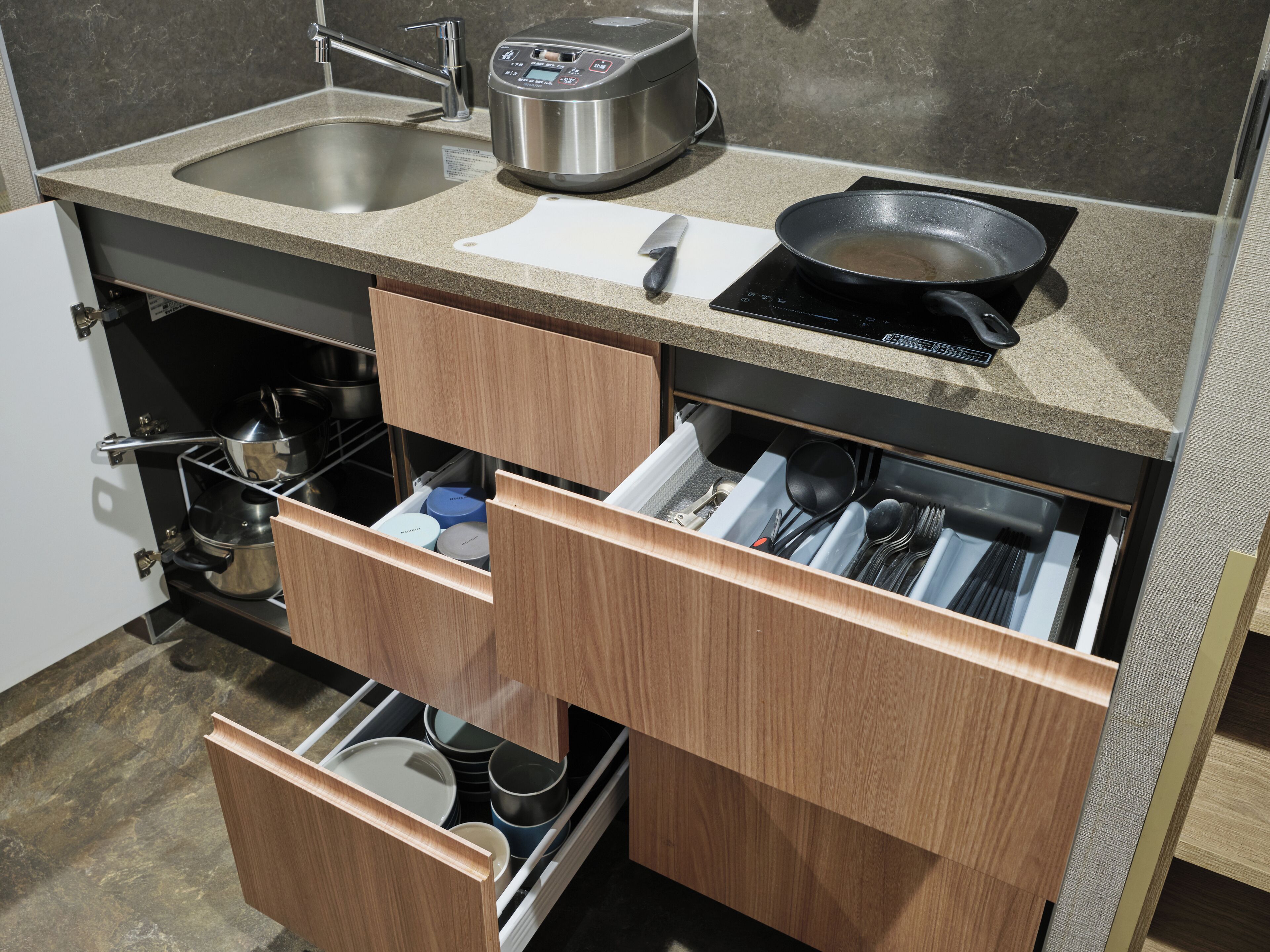 Geladeira, micro-ondas, cooktop, chaleira elétrica