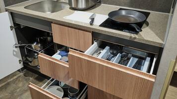 Geladeira, micro-ondas, cooktop, chaleira elétrica