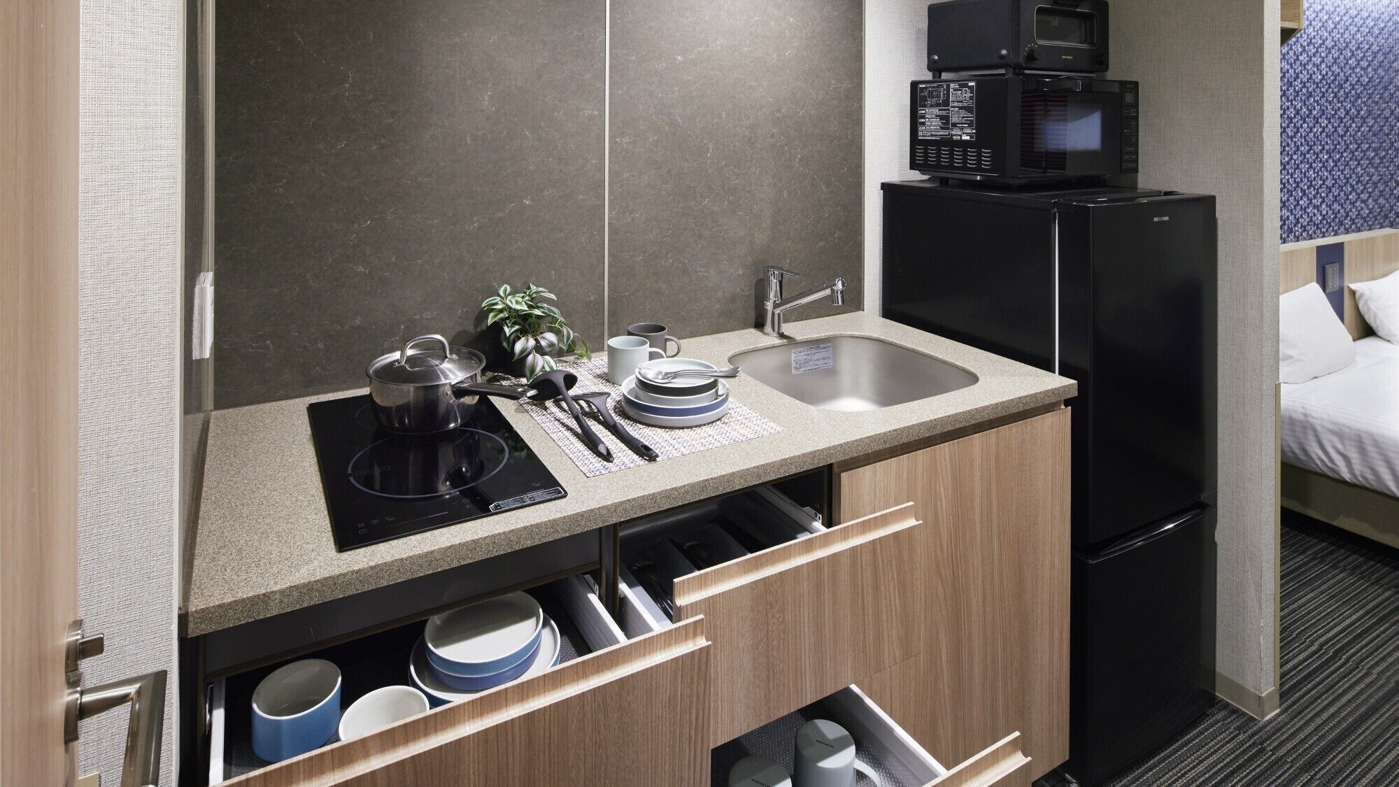 Um frigorífico/congelador grande, um micro-ondas, uma placa de cozinha 