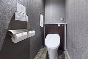 Banheira e chuveiro separados, secador de cabelo, chinelos 