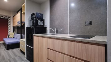 Geladeira, micro-ondas, cooktop, chaleira elétrica