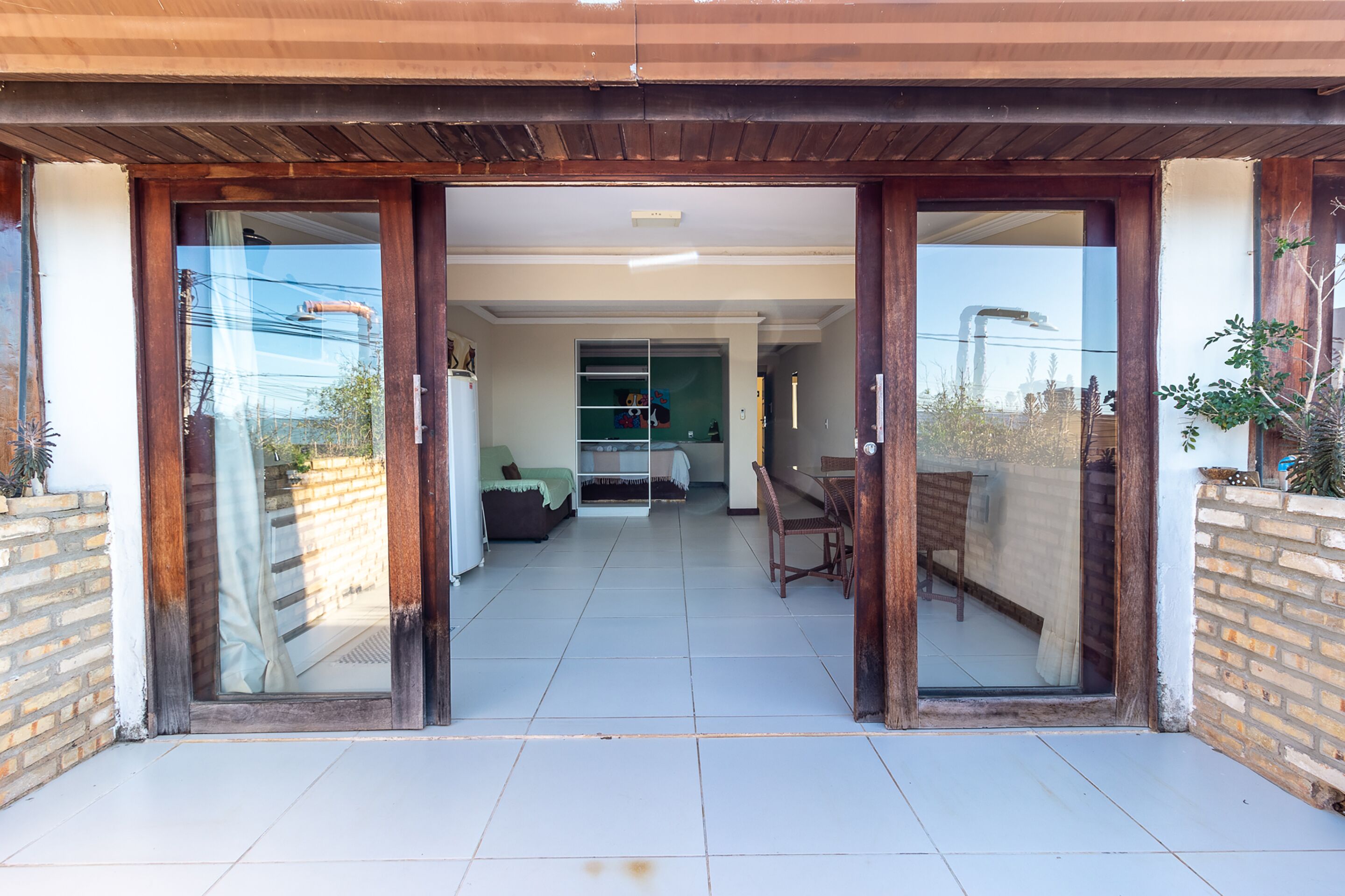 Uma casa moderna com uma sala de estar ampla, uma sala de jantar e uma cozinha visível.