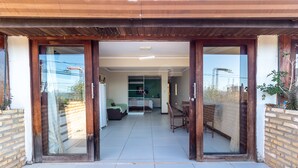 Uma casa moderna com uma sala de estar ampla, uma sala de jantar e uma cozinha visível.