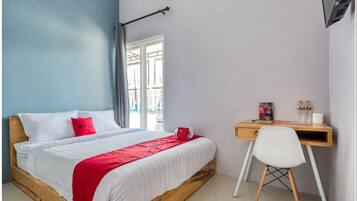 Quarto Duplo (RedDoorz) | Secretária