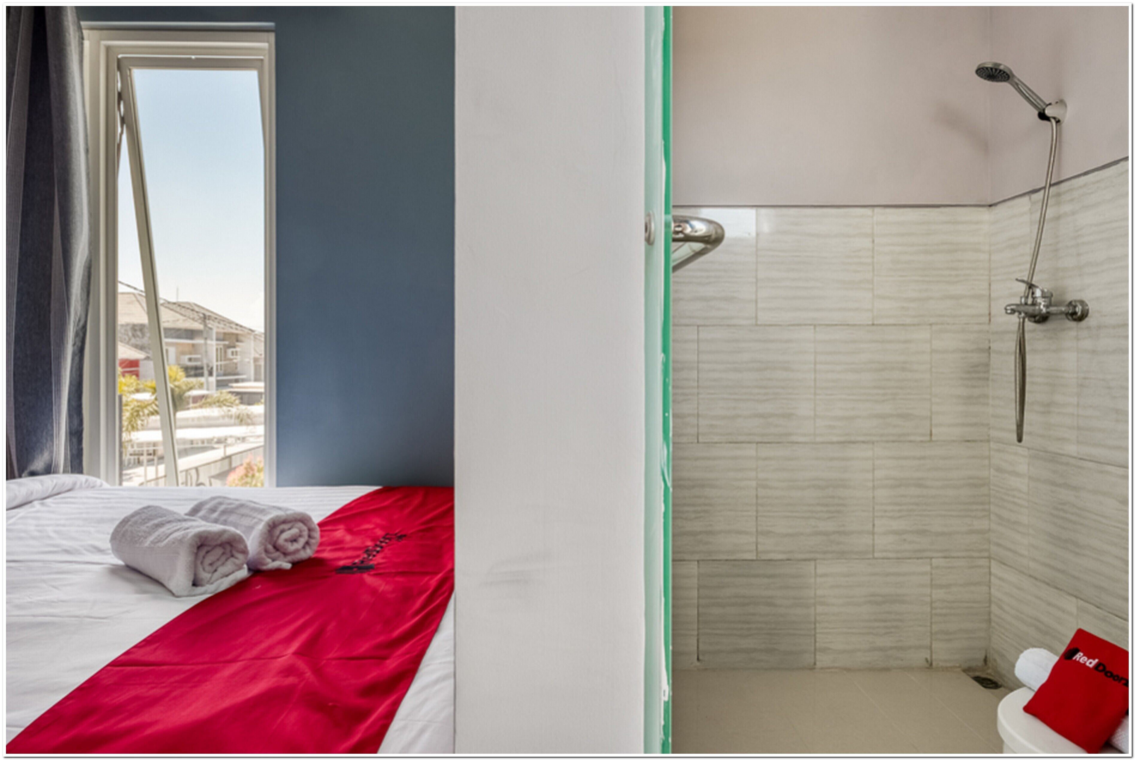 Quarto Duplo (RedDoorz) | Casa de banho | Um polibã, artigos de higiene pessoal grátis, toalhas fornecidas 