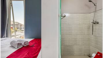 Quarto Duplo (RedDoorz) | Casa de banho | Um polibã, artigos de higiene pessoal grátis, toalhas fornecidas