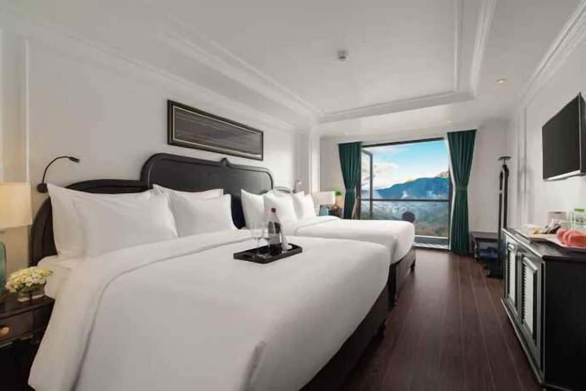 Roupas de cama antialérgicas, camas com colchões pillow-top, frigobar