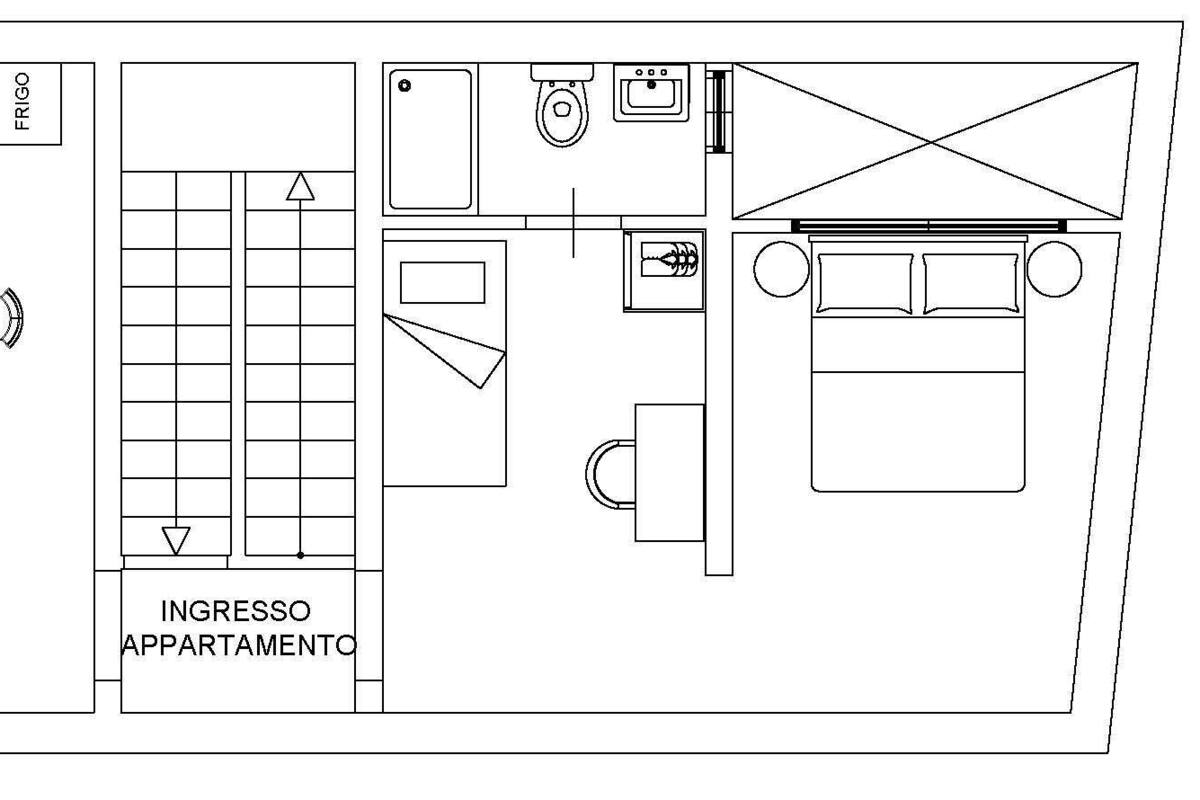 Planta baixa mostrando uma área de cozinha, uma área de refeições e uma entrada com a inscrição 'INGRESSO APPARTAMENTO'.