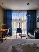 Quarto Duplo Deluxe, 1 cama king-size, não fumadores | Cofre no quarto, Wi-fi grátis, roupa de cama fornecida 