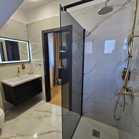 Studio Deluxe King Size Bed | Casa de banho | Um chuveiro fixo, produtos de higiene exclusivos, um secador de cabelo 