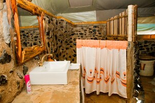 Tenda de Luxo | Casa de banho | Um polibã, toalhas fornecidas, sabão, champô