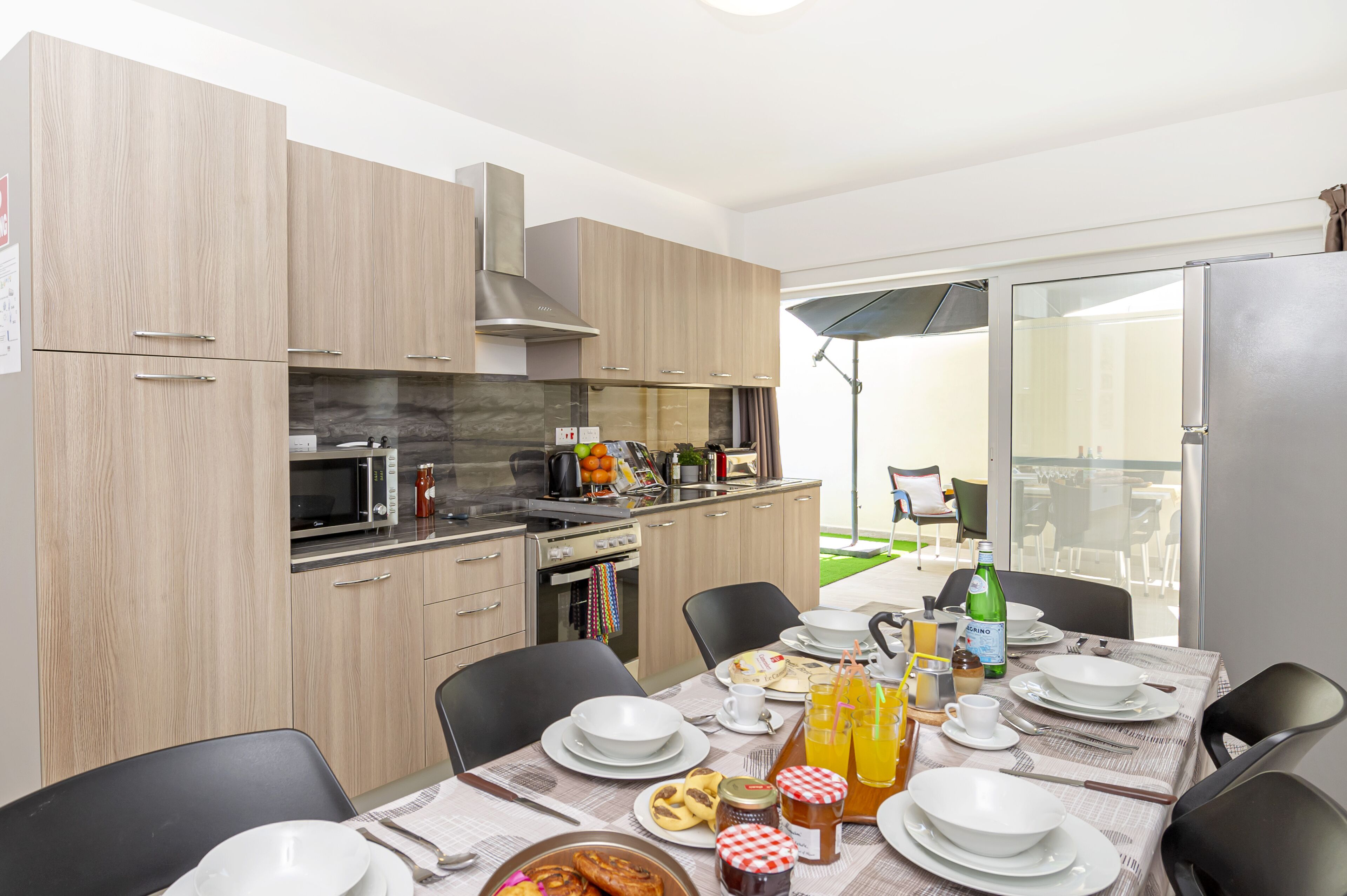 Apartamento, 3 quartos, terraço | Cozinha privada | Um frigorífico/congelador grande, um micro-ondas, um forno 