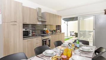 Apartamento, 3 quartos, terraço | Cozinha privada | Um frigorífico/congelador grande, um micro-ondas, um forno