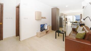 Apartamento, 2 quartos (1) | Sala | Televisor LED de 40 polegadas com canais via satélite, televisor