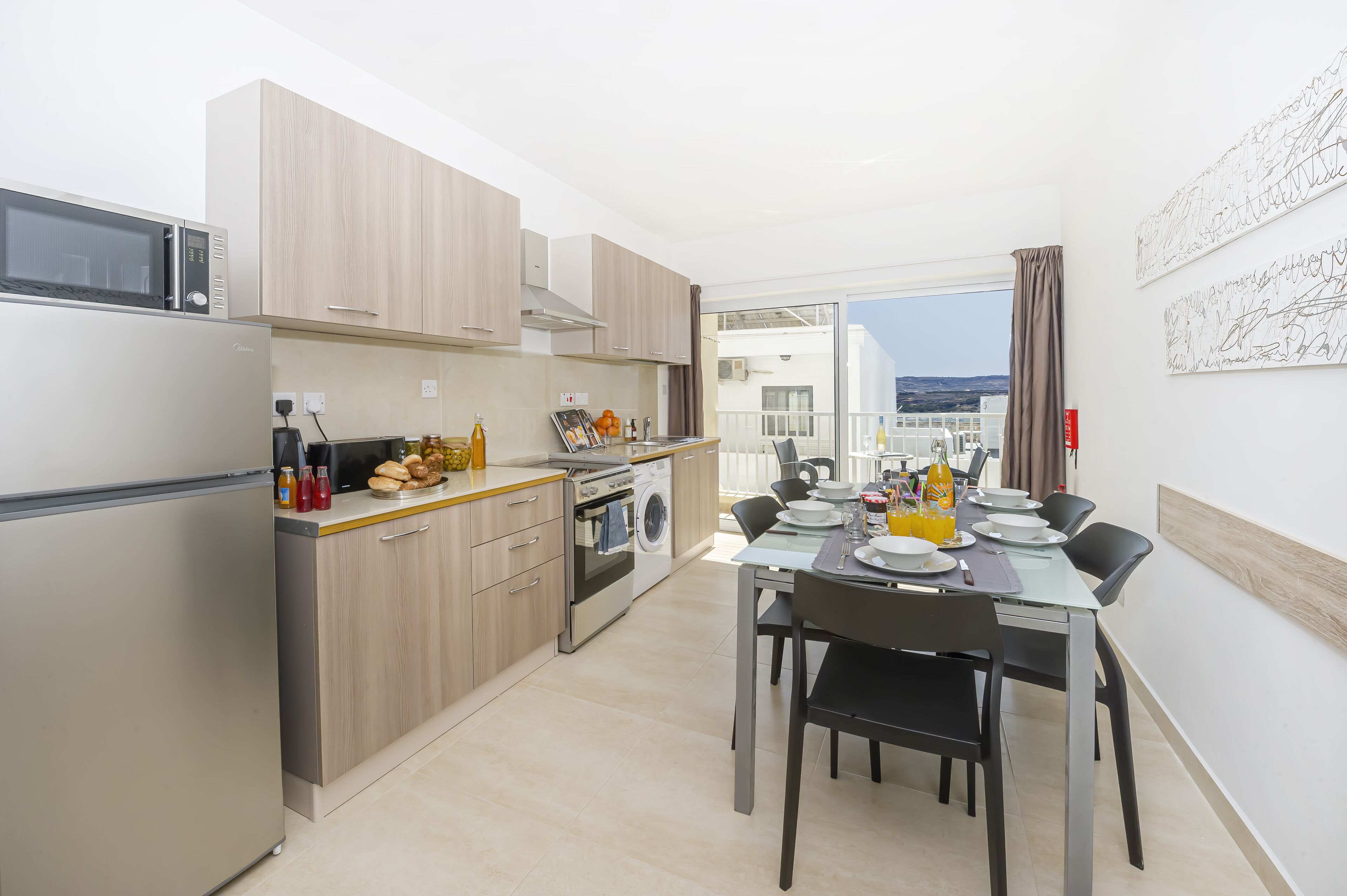 Apartamento, 2 quartos (1) | Cozinha privada | Um frigorífico/congelador grande, um micro-ondas, um forno 