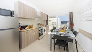 Apartamento, 2 quartos (1) | Cozinha privada | Um frigorífico/congelador grande, um micro-ondas, um forno