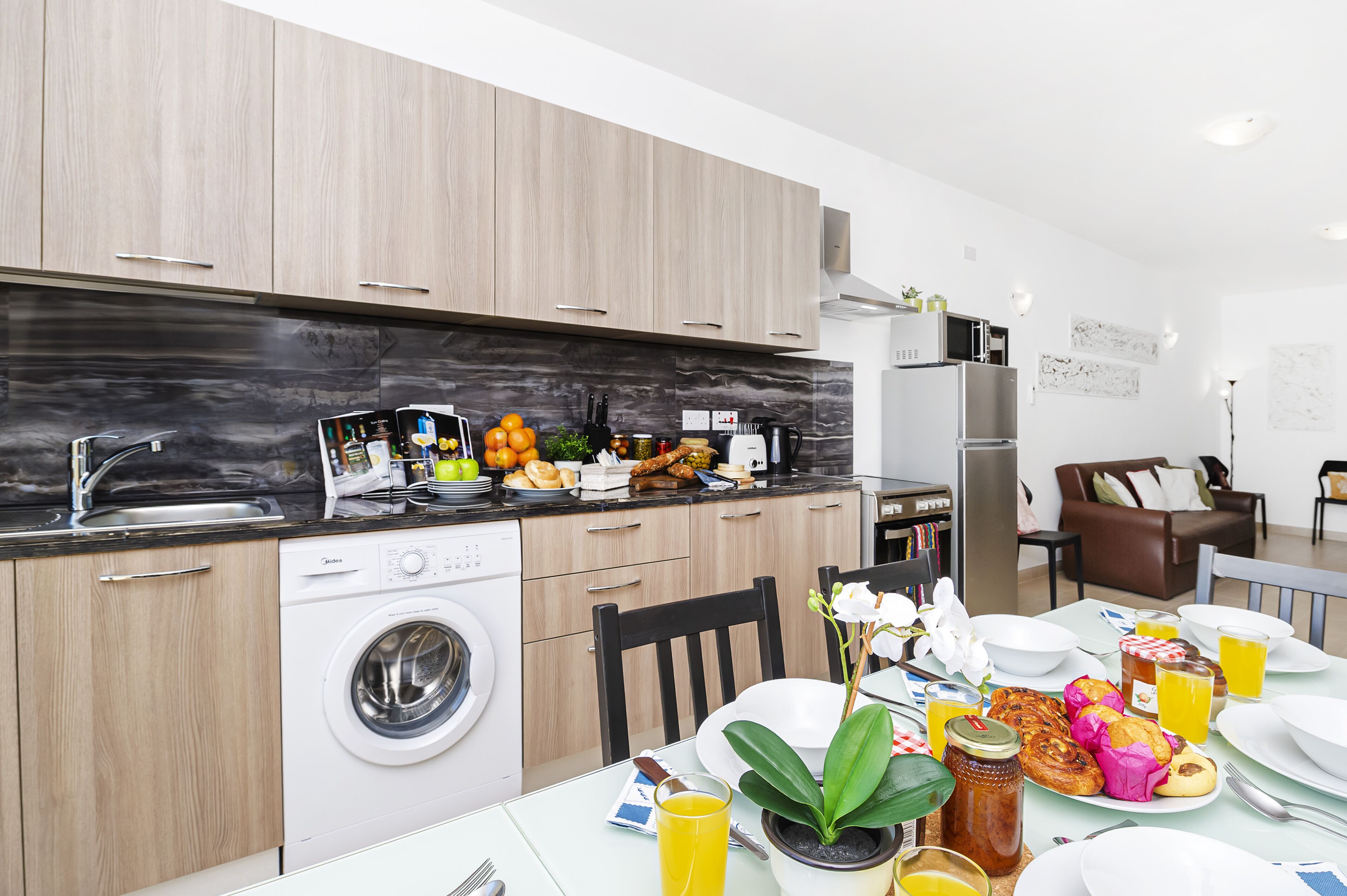 Apartamento Superior, 2 quartos (1) | Cozinha privada | Um frigorífico/congelador grande, um micro-ondas, um forno 