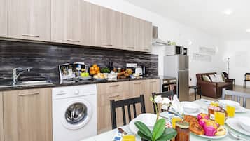 Apartamento Superior, 2 quartos (1) | Cozinha privada | Um frigorífico/congelador grande, um micro-ondas, um forno