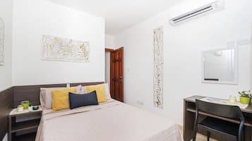 Apartamento Superior, 2 quartos (1) | Secretária, cortinas/cortinados opacos, ferro/tábua de engomar