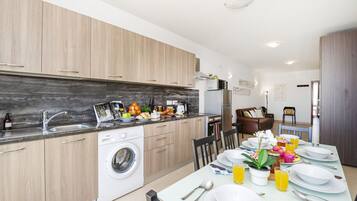 Apartamento Superior, 2 quartos (1) | Cozinha privada | Um frigorífico/congelador grande, um micro-ondas, um forno