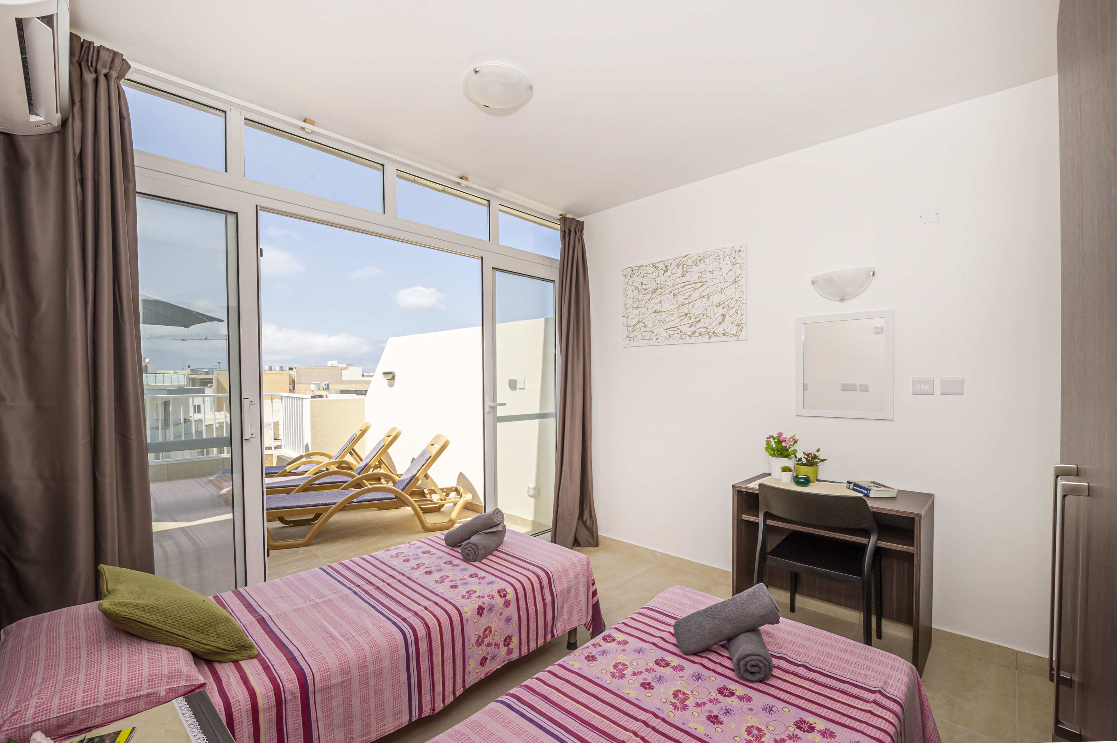 Apartamento, 3 quartos | 3 quartos, secretária, cortinas/cortinados opacos 