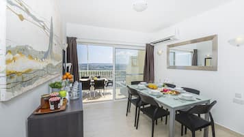 Apartamento, 3 quartos | Sala de jantar