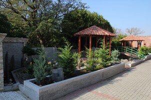 Quarto casal superior, banheiro privativo, vista para o jardim (mit Balkon) | Fachada