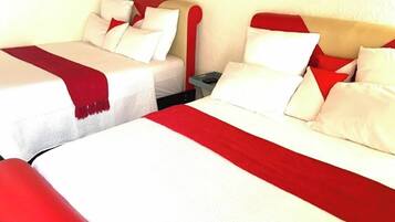 Suíte família, 2 camas Queen, banheiro privativo | 1 quarto, roupas de cama premium, edredons de pluma