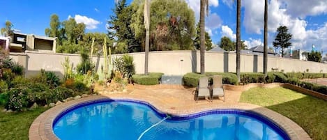 Piscina exterior, espreguiçadeiras