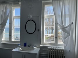 Quarto casal superior, banheiro compartilhado | Individualmente decorados, individualmente mobiliados, escrivaninha