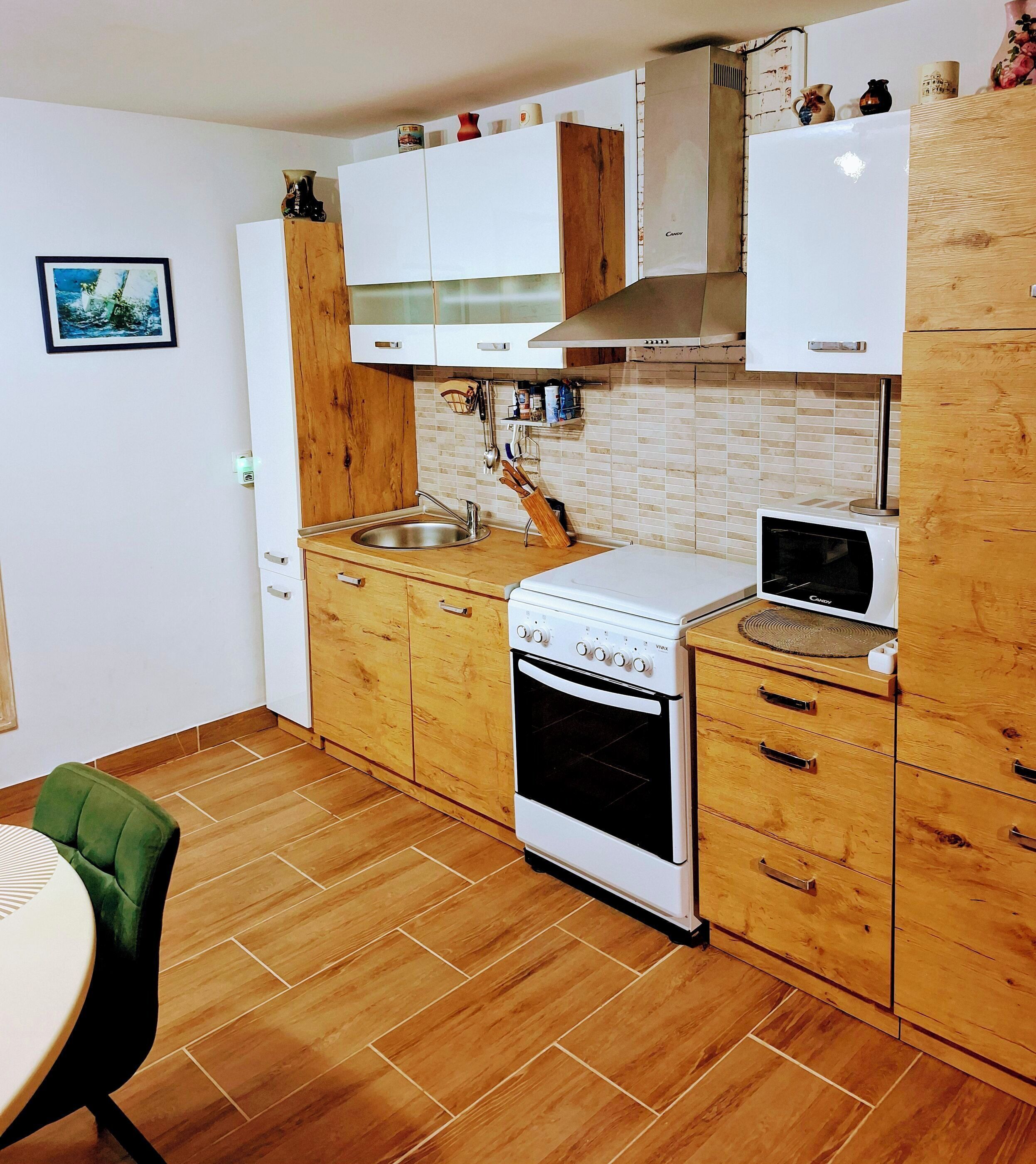 Apartamento (A1) | Cozinha privada | Um frigorífico, um micro-ondas, uma placa de cozinha 