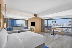 Quarto Premier, 1 cama king-size, Vista para a cidade | Secretária adequada para computadores portáteis, ferro/tábua de engomar 