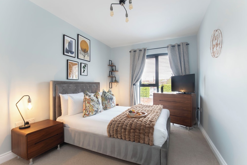 Elliot Oliver -Stylish 2 Bedroom Apartment With Parking In The Docks - Gloucester, UK