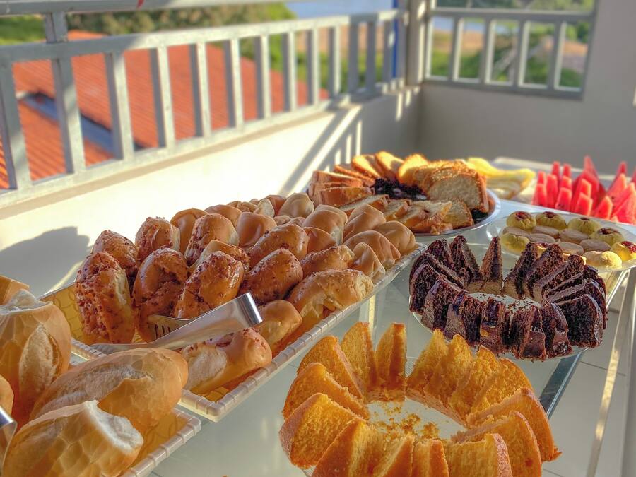 Café da manhã com buffet grátis todos os dias