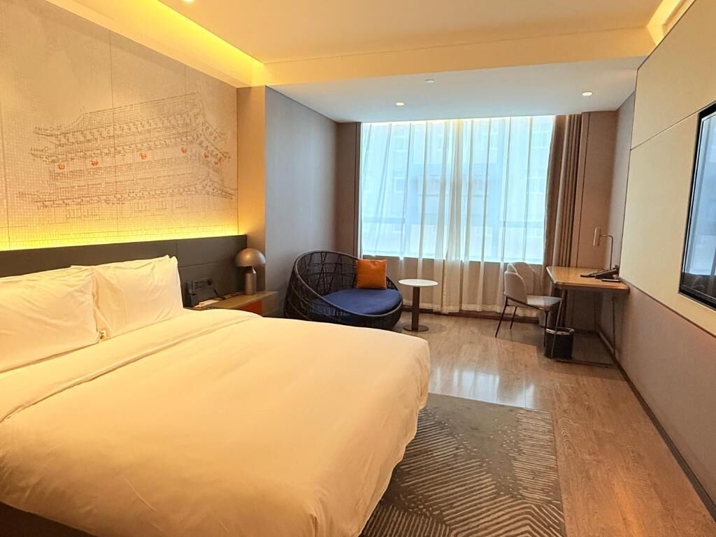 Quarto Deluxe, 1 cama king-size | Edredões de penas, minibar, cofre no quarto, cortinas/cortinados opacos 