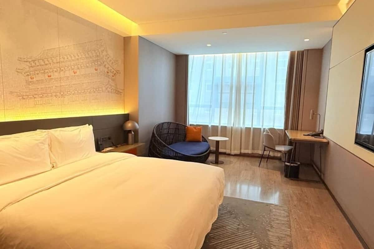 Quarto Deluxe, 1 cama king-size | Edredões de penas, minibar, cofre no quarto, cortinas/cortinados opacos