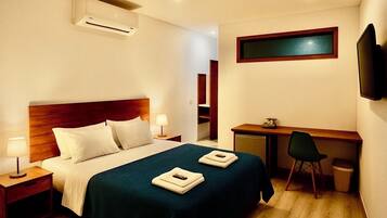 Quarto Duplo ou Twin Design | Roupa de alta qualidade, minibar, com decoração personalizada