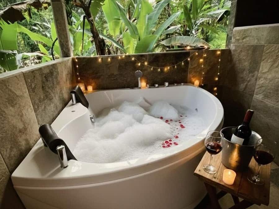Cabana de Madeira Lua de Mel, 1 cama de casal, banheira de hidromassagem, vista para a montanha | Casa de banho | Um polibã, um chuveiro de hidromassagem