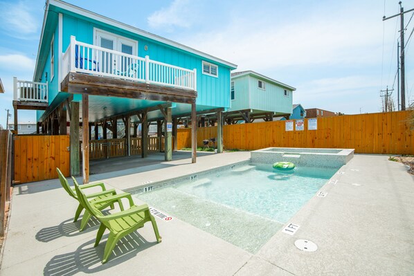 Boogie Board Bungalow- Pet Friendly! Private heated pool with spa ...